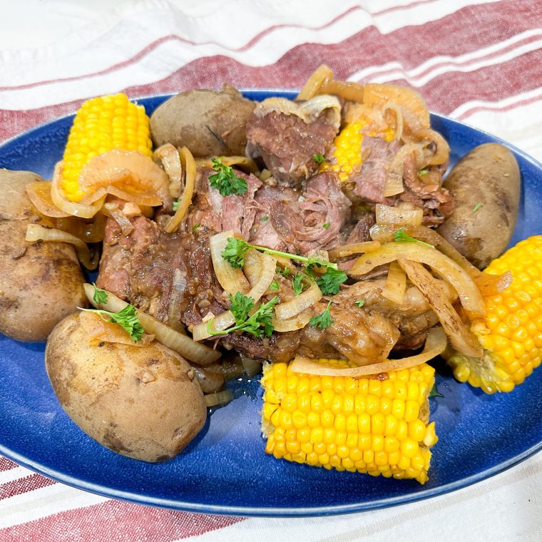 Roast with Potatoes and Corn - Julia Pacheco